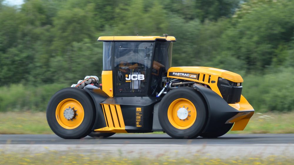 JCB Fastrac Tractor sets new 103.6mph British Speed Record - Highways Today