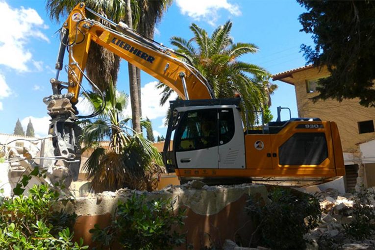 Liebherr R 930 G8 excavator heads to Palma de Majorca - Highways Today
